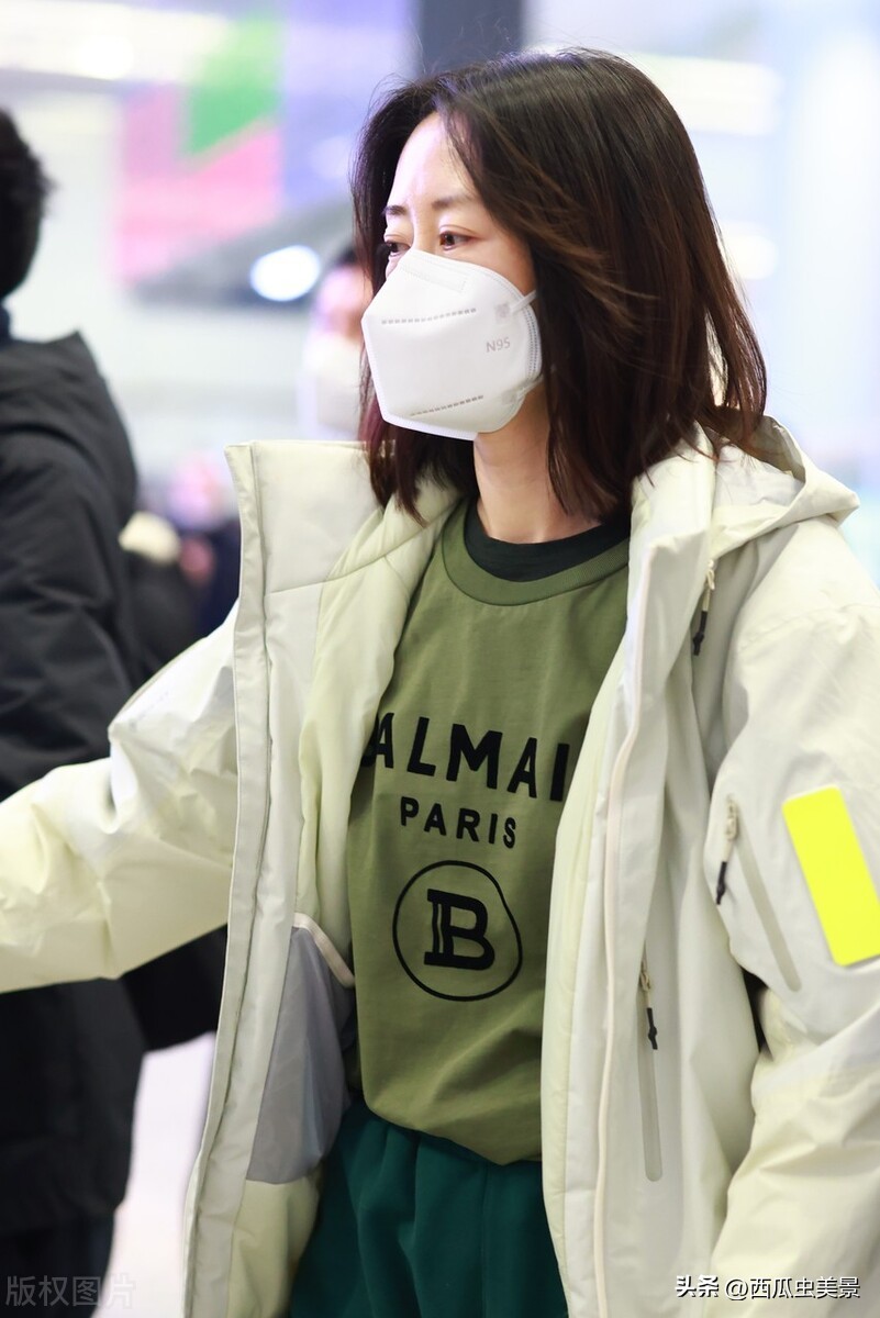 Liu Mintao appeared at Shanghai Airport and received gifts from fans ...