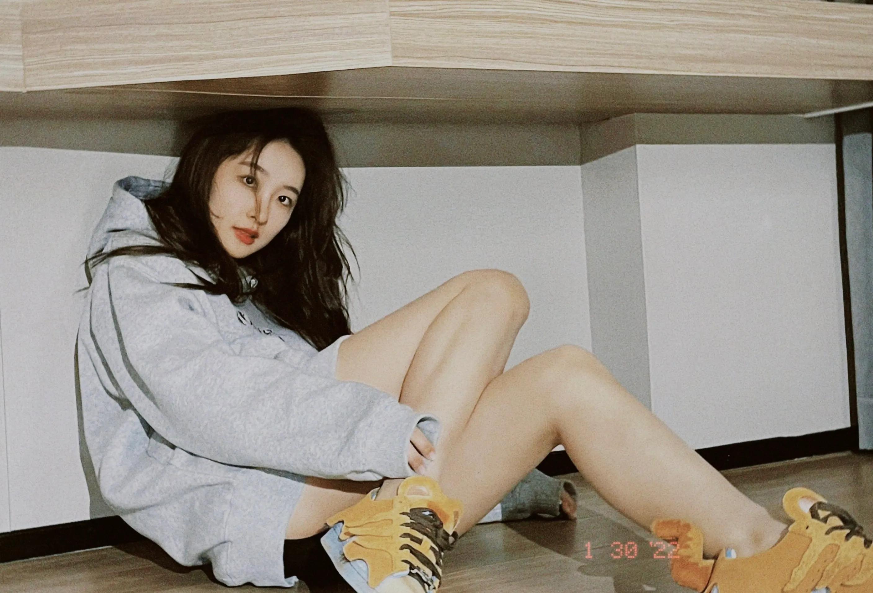 Xu Xiaohan took a selfie at home and showed off her beautiful legs - iMedia