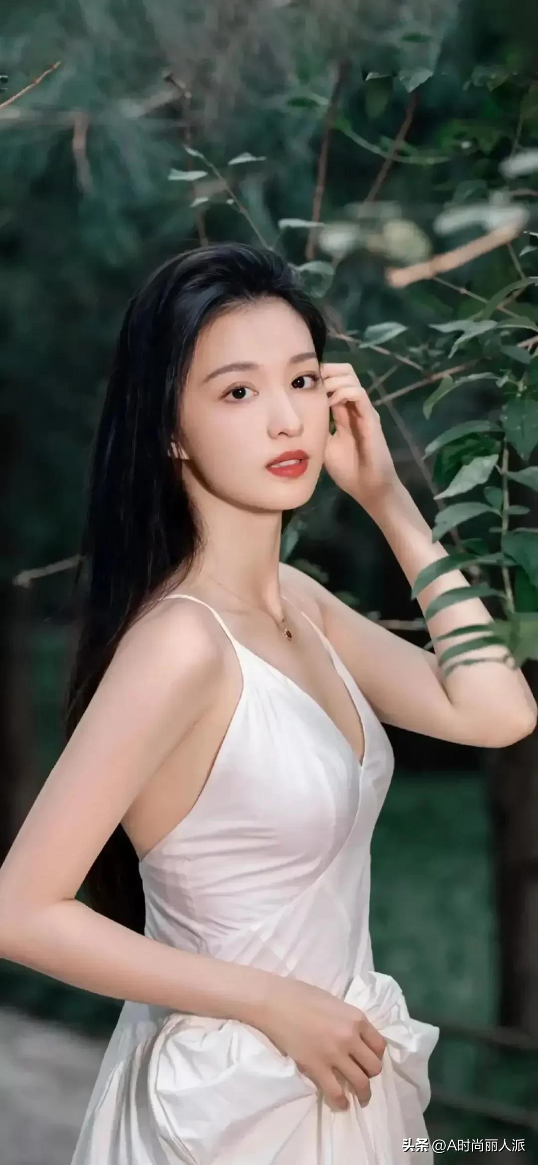 The post-95 generation Xiaohua Wang Churan's sexy beauty photo: the hollow suspender skirt shows ...