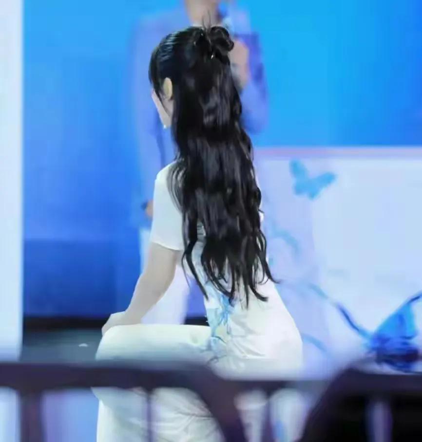 Yang Zi's cheongsam style is so beautiful - iNEWS