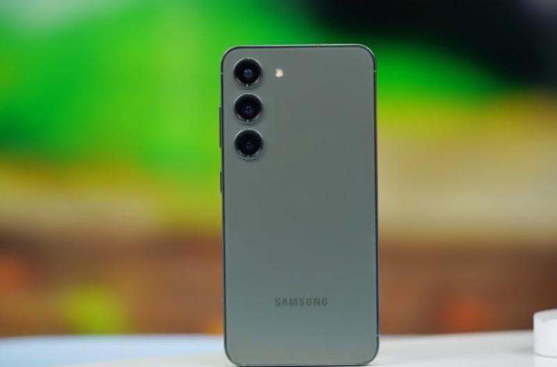 Your favorite small-screen mobile phone, these three models have been ...