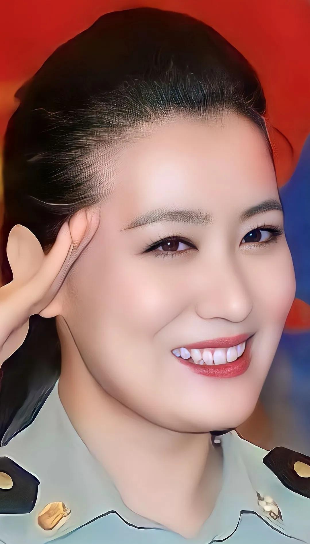 Tan Jing's military uniform photos, all heroic - iNEWS