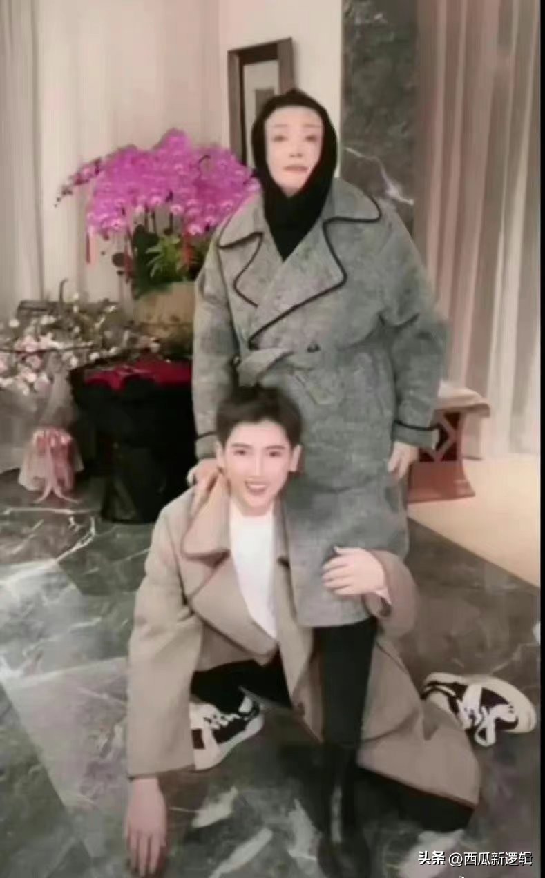 Zhang Lan's cosplay big s Gu Junye poses for a photo, as expected of ...