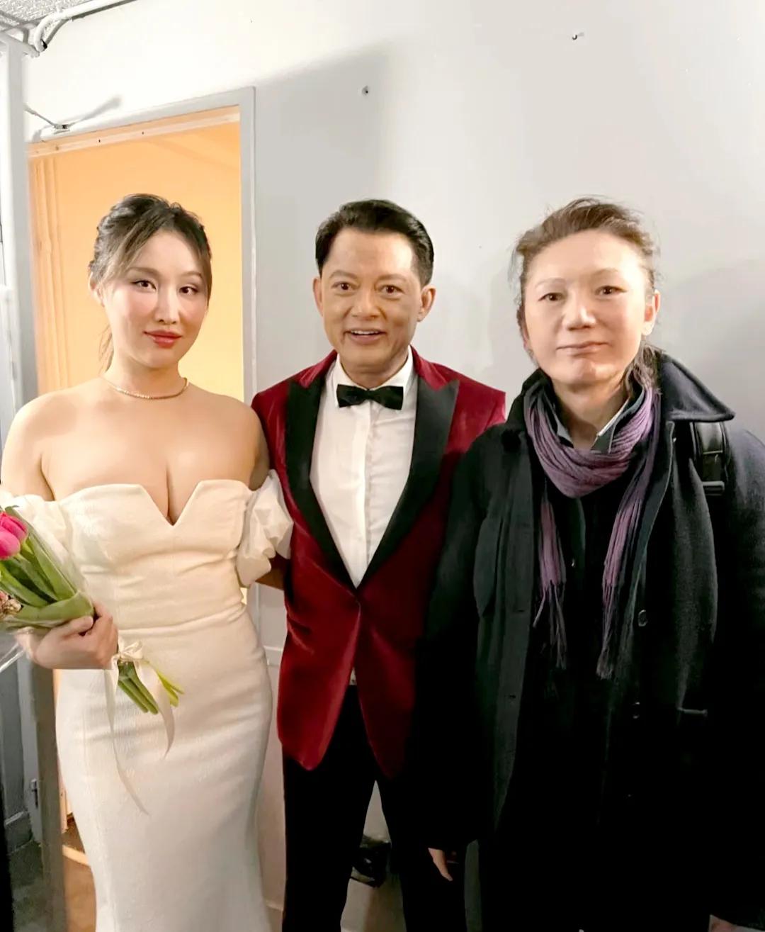 Warren Mok's beautiful wife has a hot body! The two kissed sweetly to ...