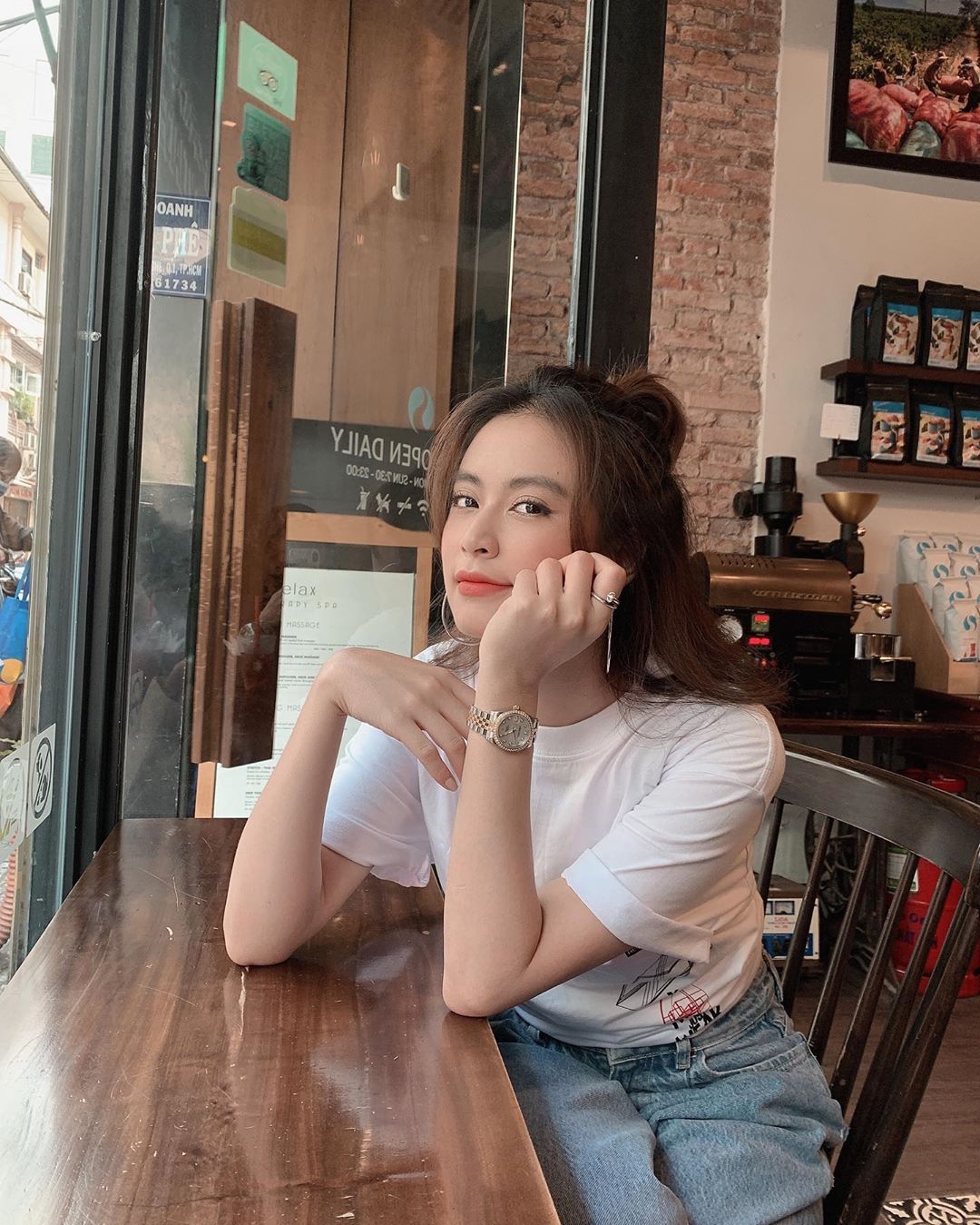 Vietnamese singer Hoàng Thùy Linh - iNEWS