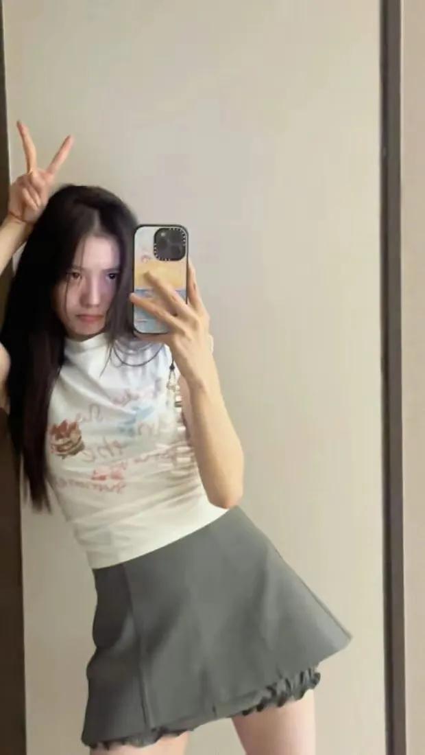 The playful girl in the mirror, Liu Haocun's cute selfie is heart ...