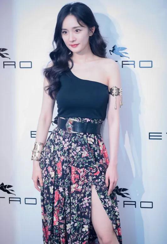 Yang Mi is so beautiful in this way!Underneath the black slanted ...