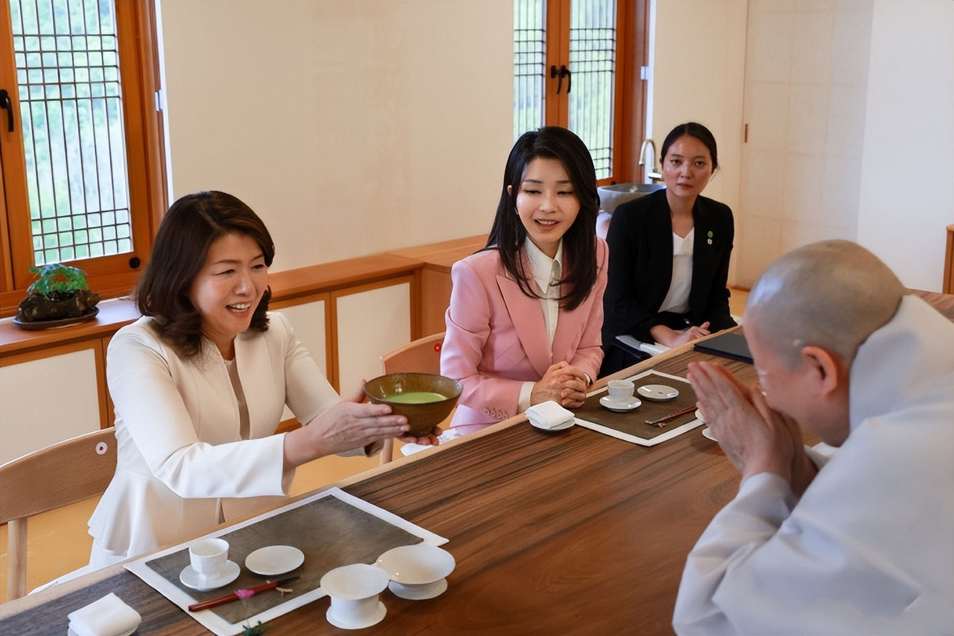 The first ladies of South Korea and Japan are in the same frame again ...