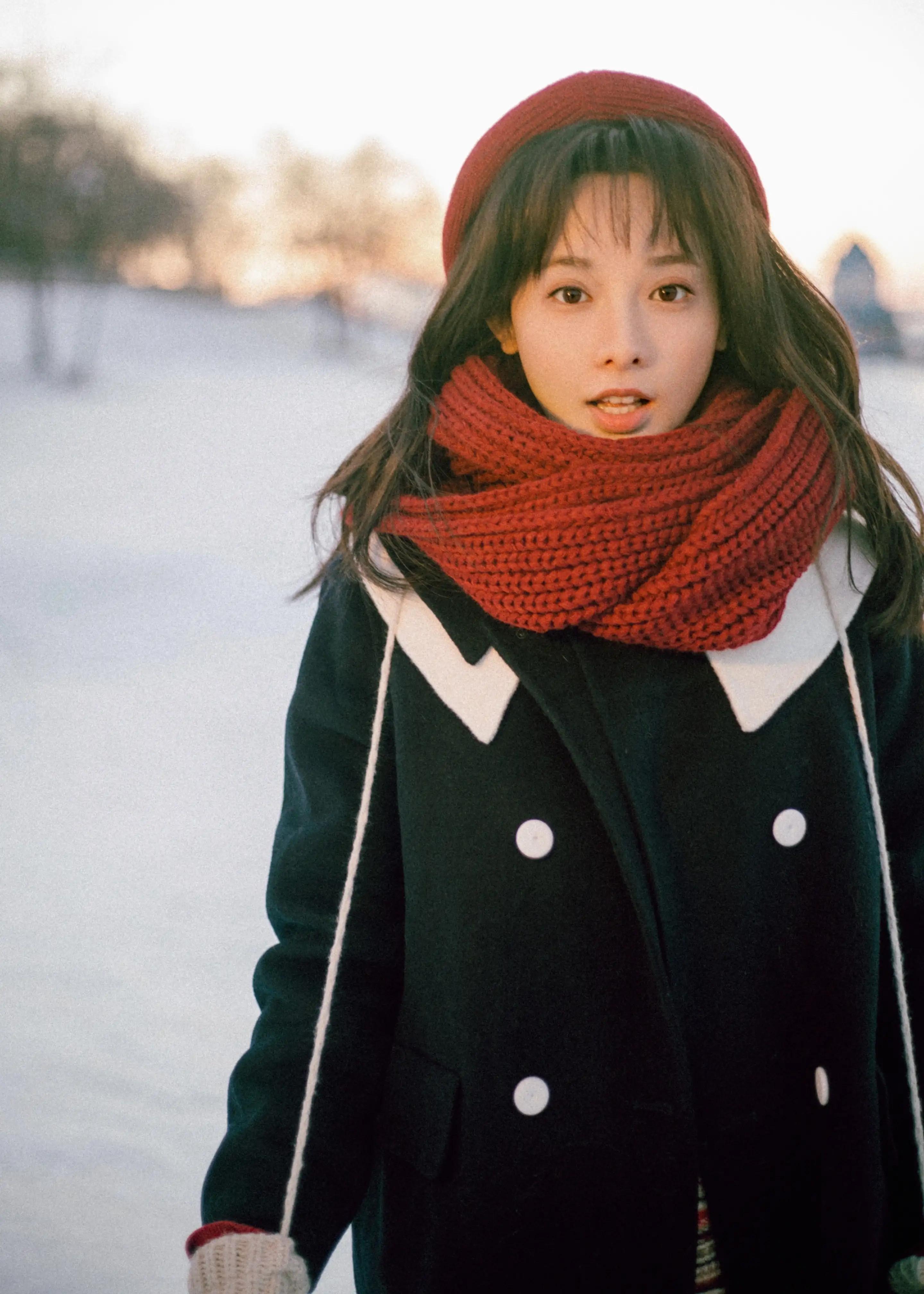 Peng Xiaoran's photo in the snow is so Chinese New Year atmosphere - iNEWS