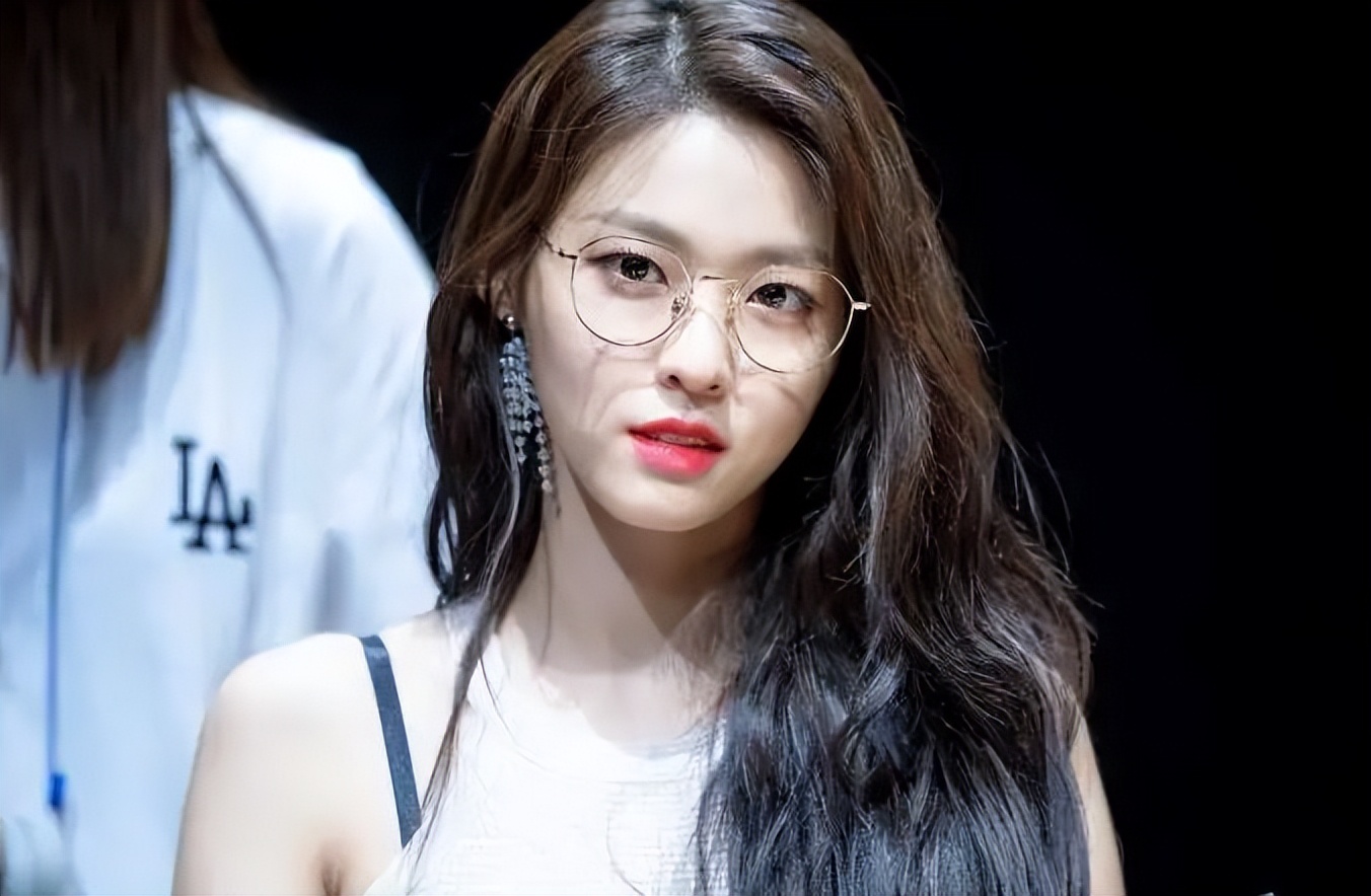 Hanwang voted TOP 15 women's group looks, Kim Seol-hyun was 15th, Bae Suzy was 2nd, Lisa was not ...