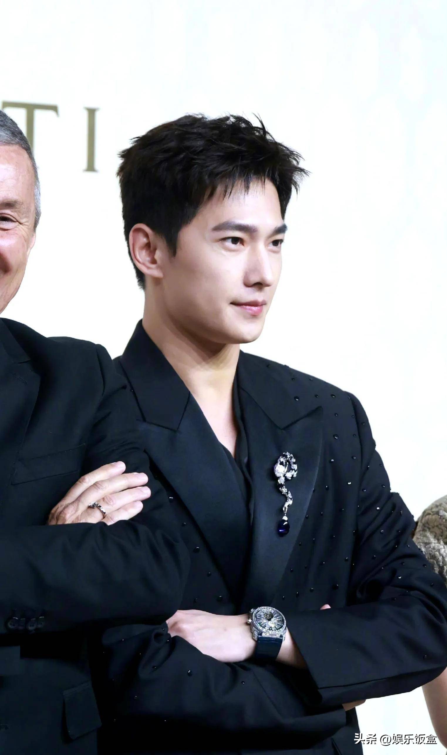 Liu Yifei took the initiative to wave to Yang Yang, and the two hugged ...