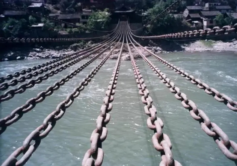 Flying over the Luding Bridge, the national army general Liu Wenhui ...