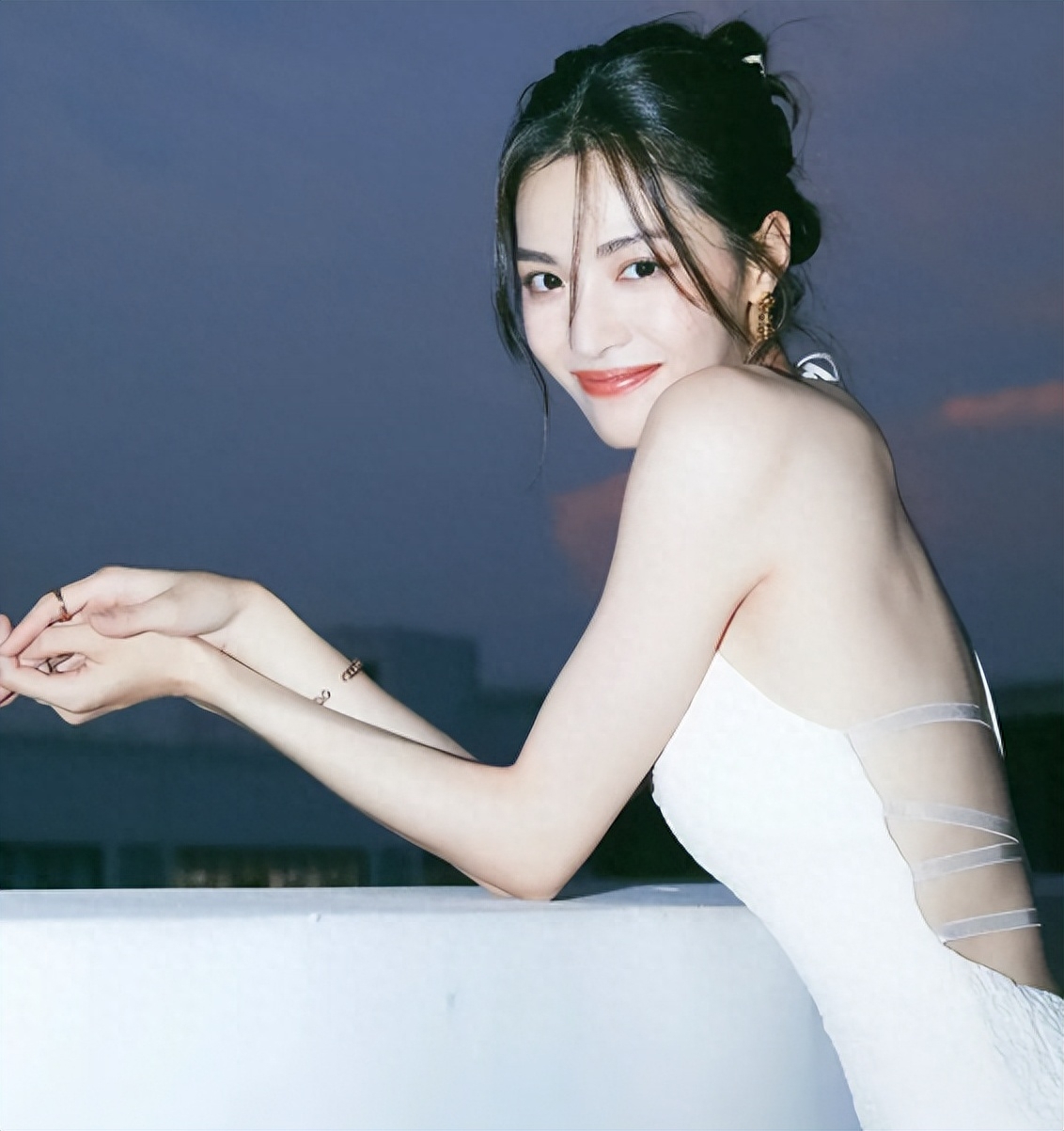 Zhong Chuxis New Relationship Revealed Holding Hands With Hou Wenyuan Like Conjoined Twins We