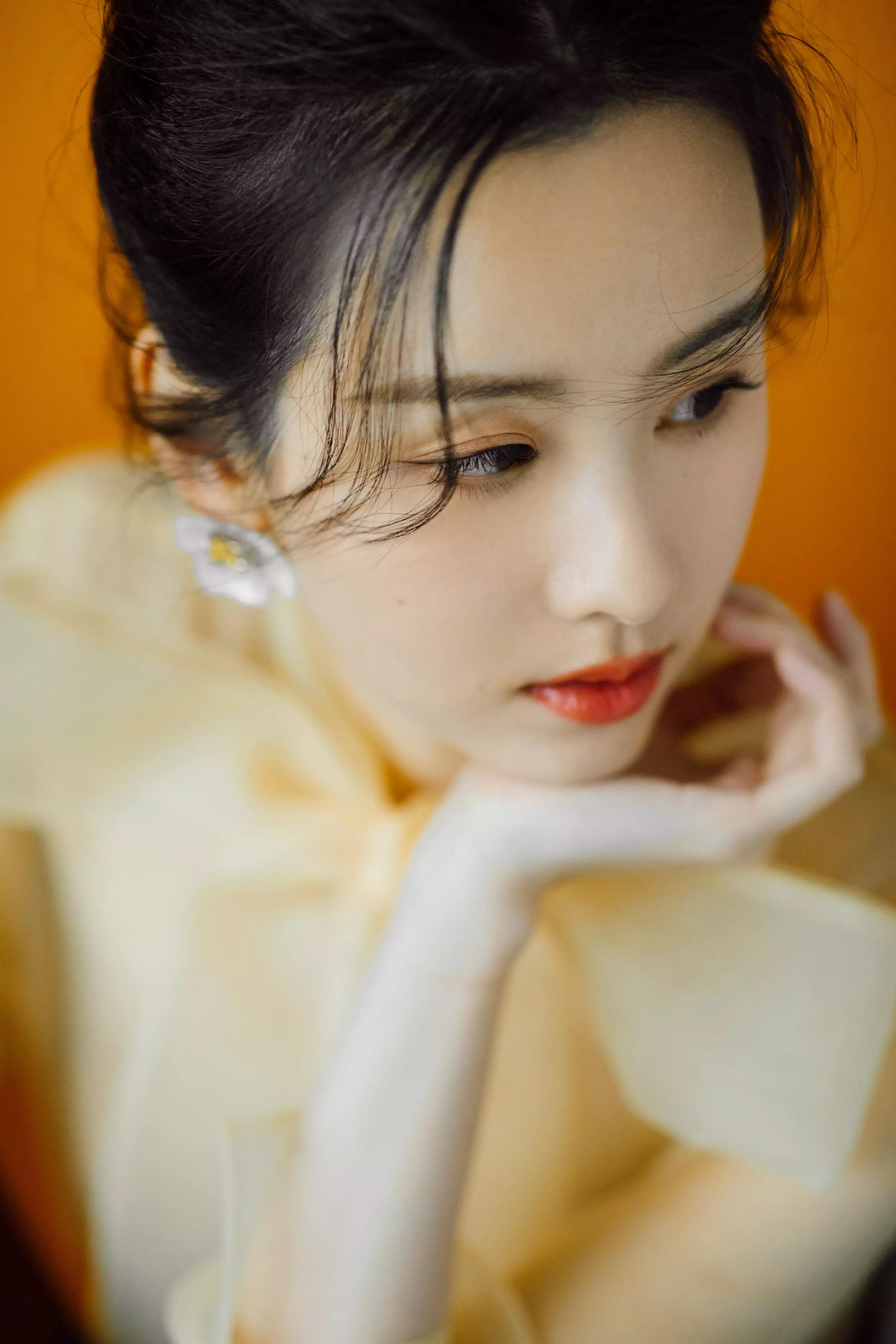 Chen Duling's photo, fair legs, pure and elegant, beautiful and moving ...