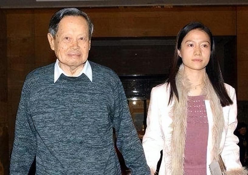 47-year-old Weng Fan appeared alone at a Japanese party, wearing a ...