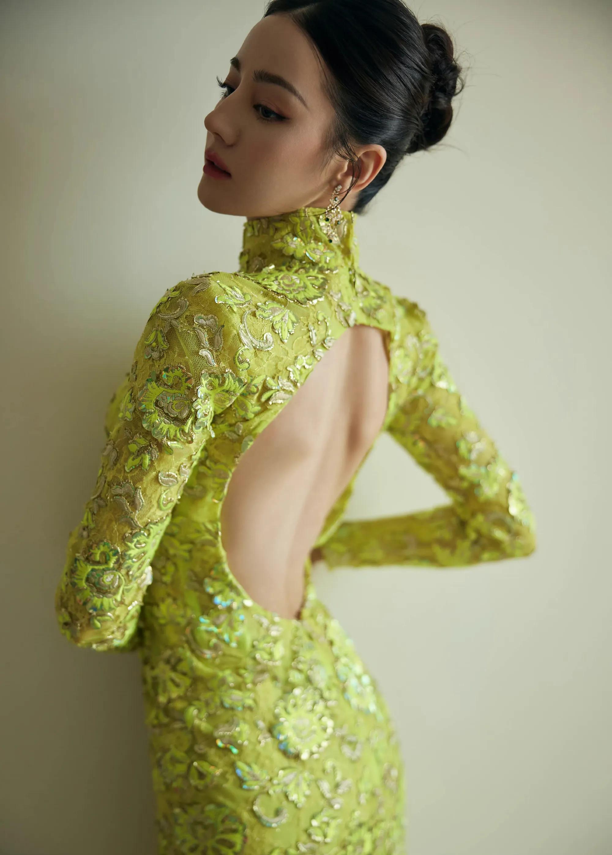 Di Ali Gerba's golden open-back cheongsam shape, the waist-to-hip ratio ...