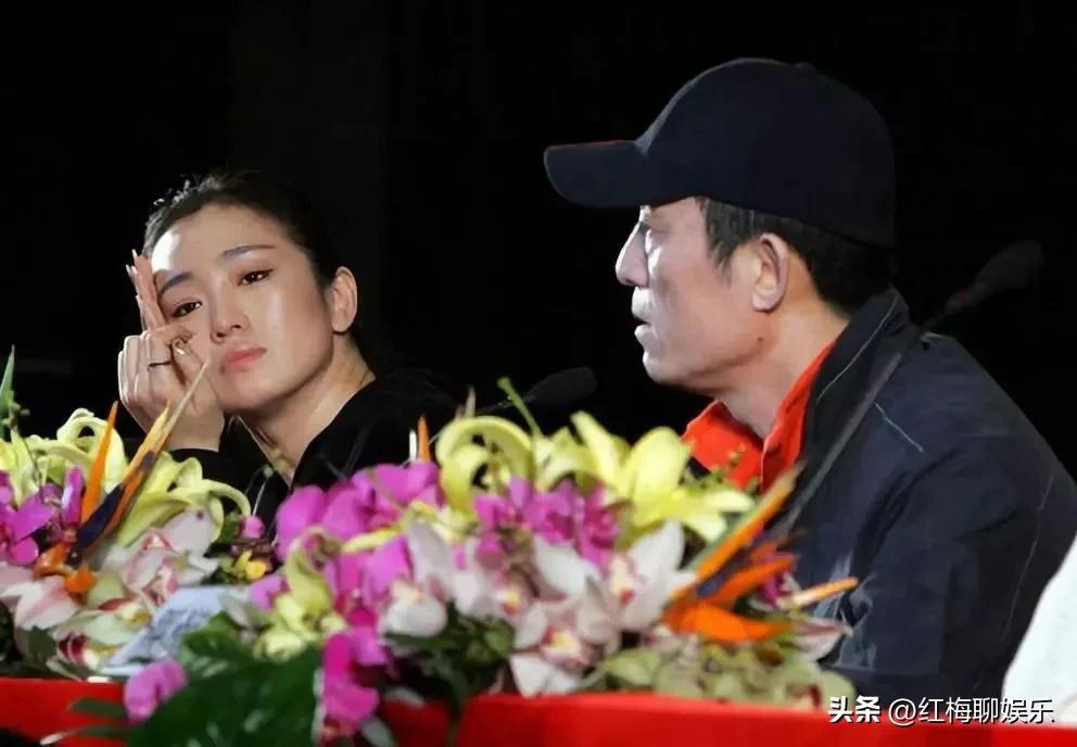 56-year-old Gong Li and her husband rarely take a walk by the seaside ...