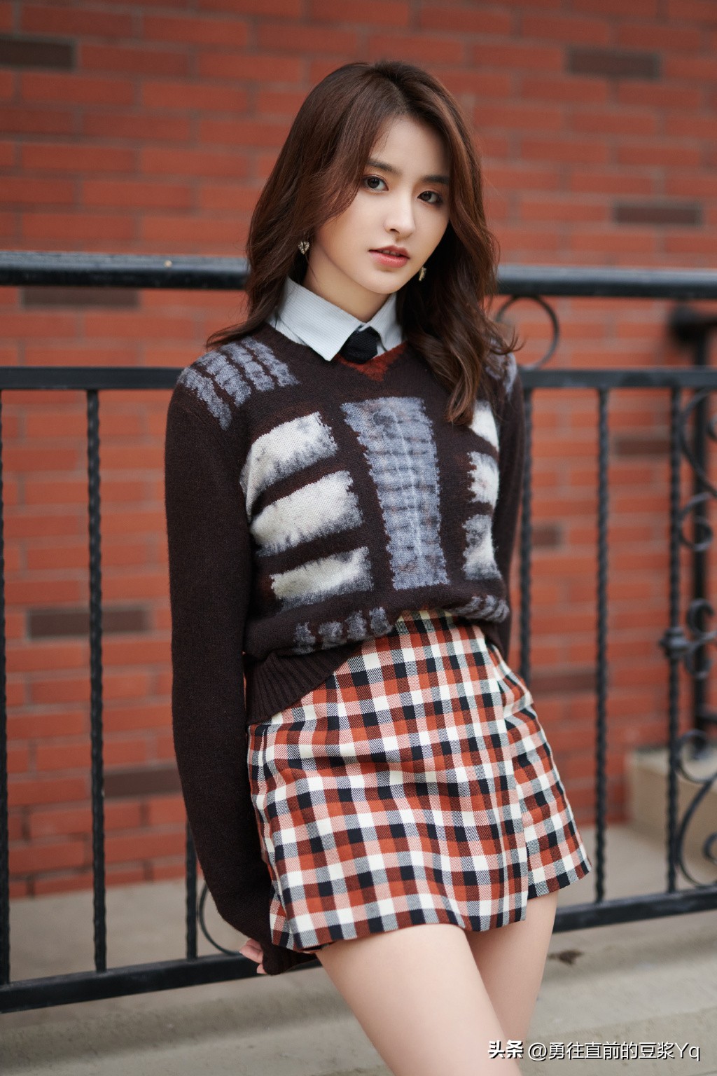 Jin Zihan's sexy and smart plaid skirt shows her fair-skinned long legs ...