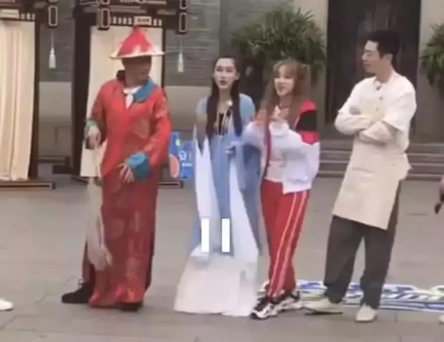 Baby is actually as tall as Song Yuqi? Taking a group photo and ...