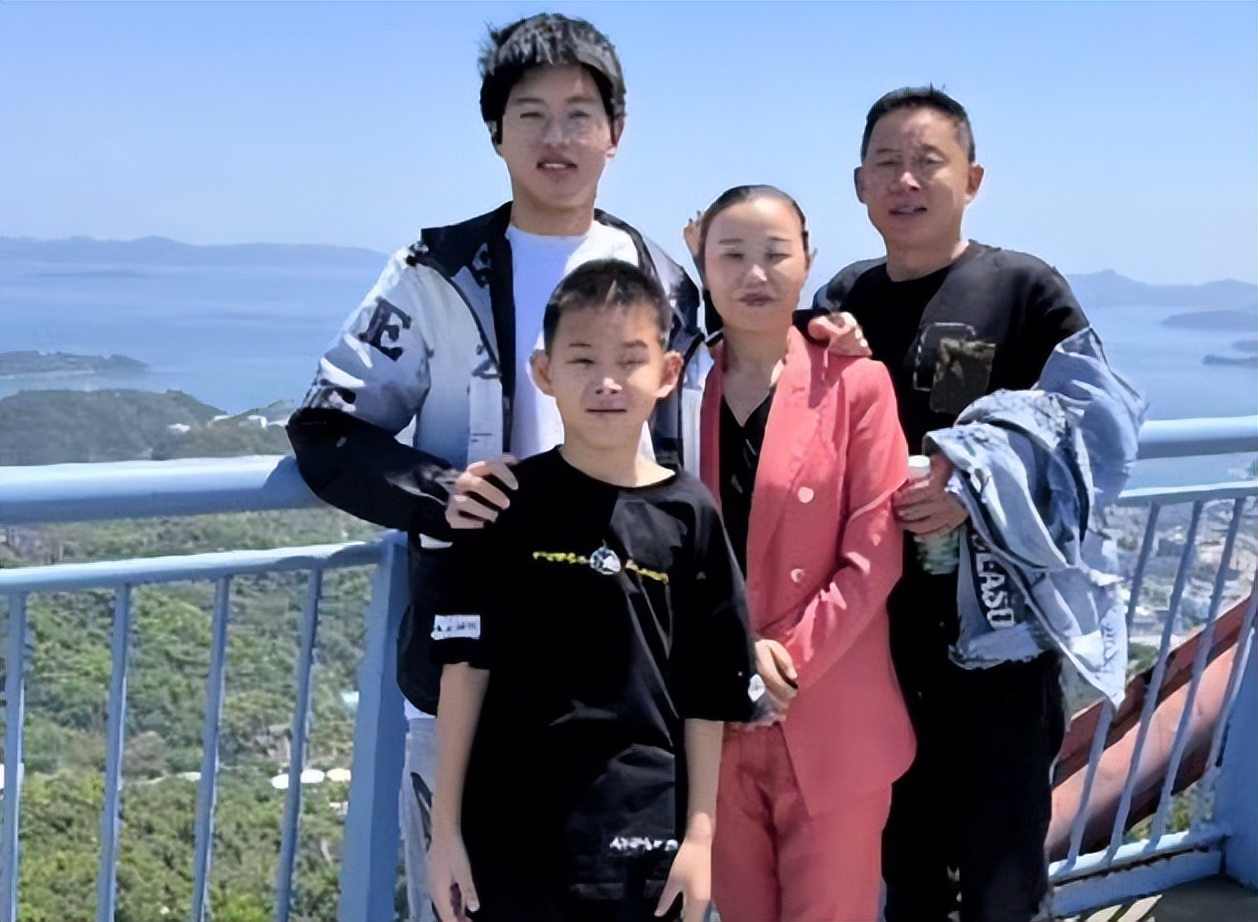 Sun Zhuo fans are amazing!Recognizing Zhuo Zhuo with a sock bracelet ...