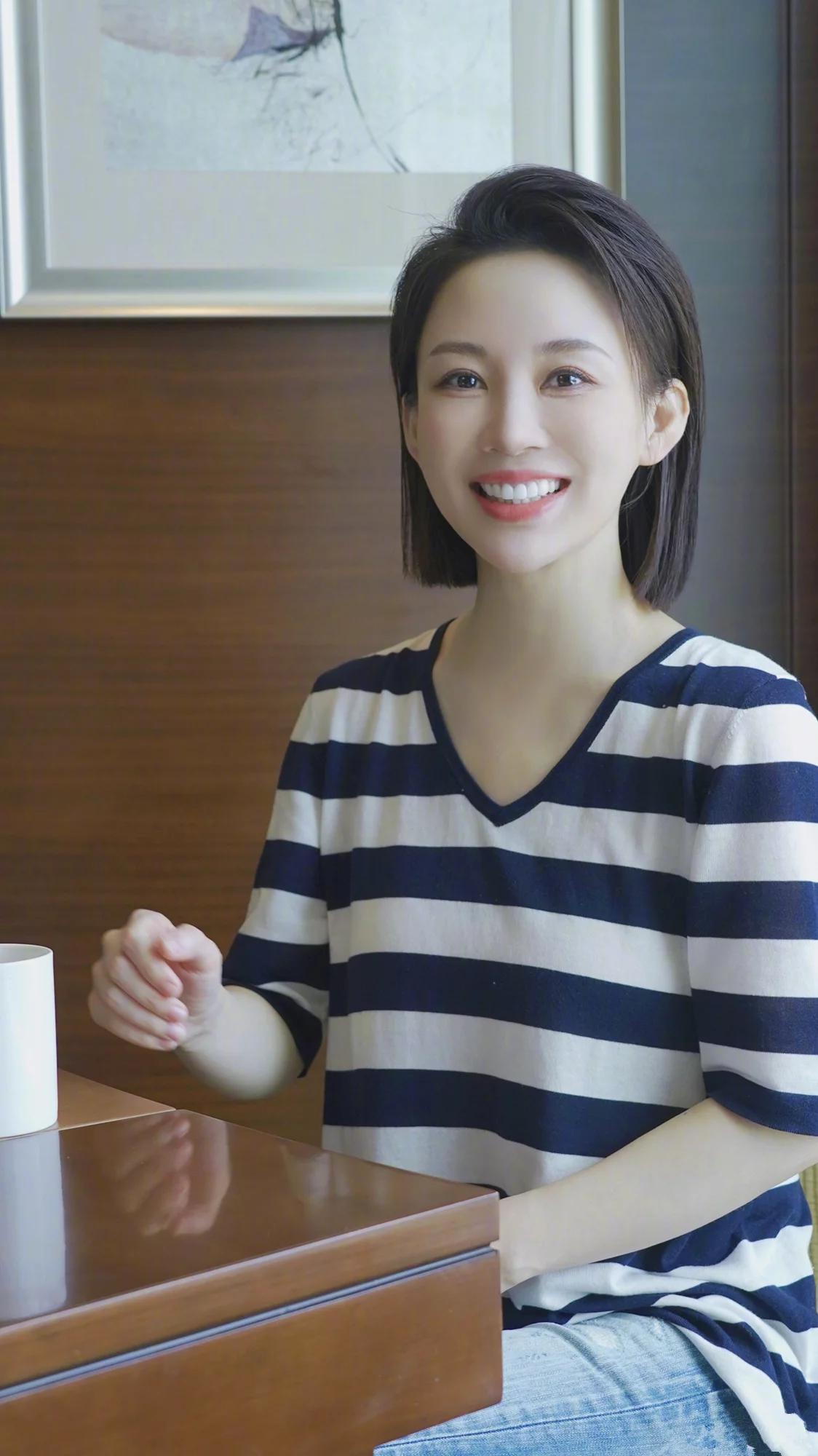 Pan Xiaoting takes a selfie, and her facial features are exquisite and ...