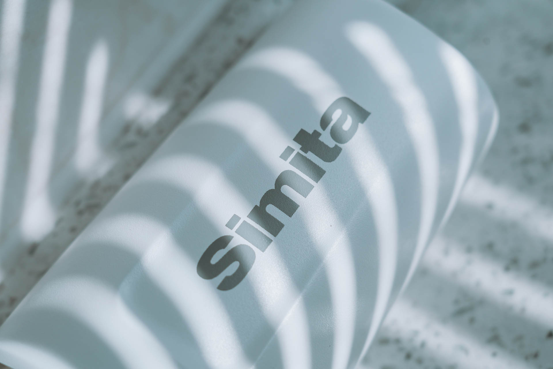 A touch of white in winter is so warm!- Simita square coffee mug - iNEWS