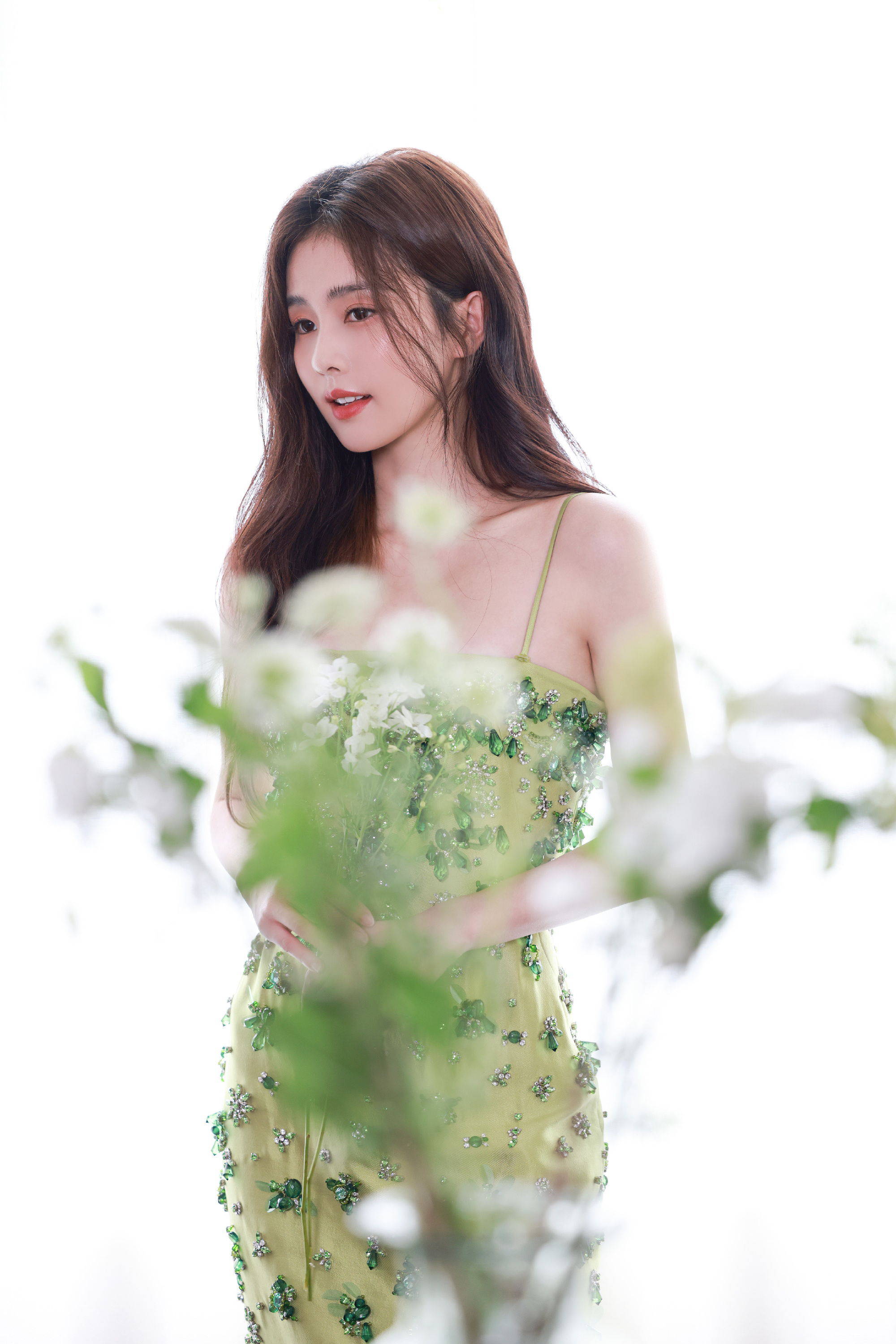 Popular actress Bailu is basked in a green suspender skirt photo, with ...