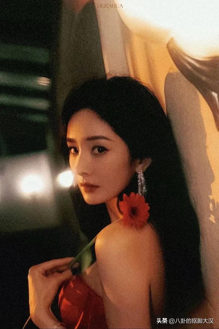 Yang Mi on Weibo Night is as beautiful as a red rose, and Tang Yan is ...