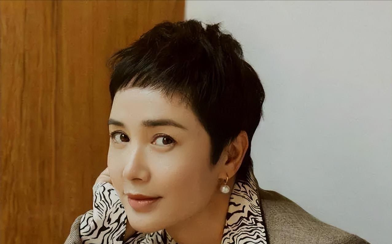 Collapsed! 56-year-old Jiang Wenli forced herself to act young, and the ...