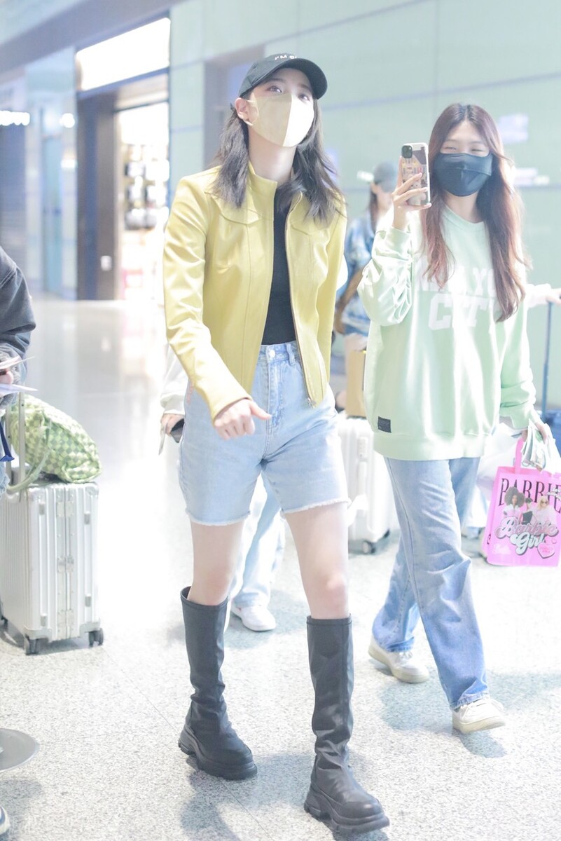 Ouyang Nana goose yellow jacket + denim shorts + black boots youthful ...
