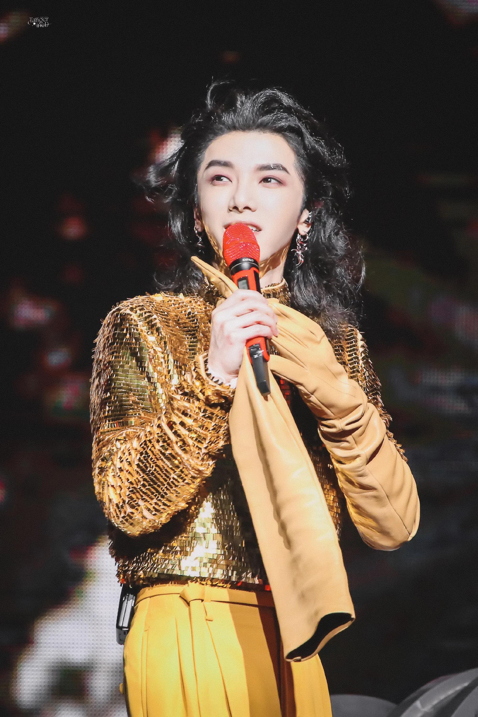 "Hua Chenyu×Valentino" shows the rock star temperament!Golden Armor ...