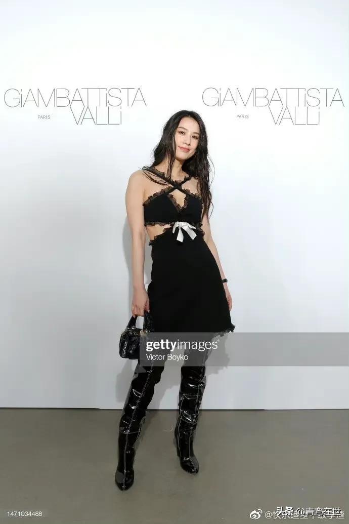 Huang Shengyi's fashion week refined pictures compared with passers-by ...