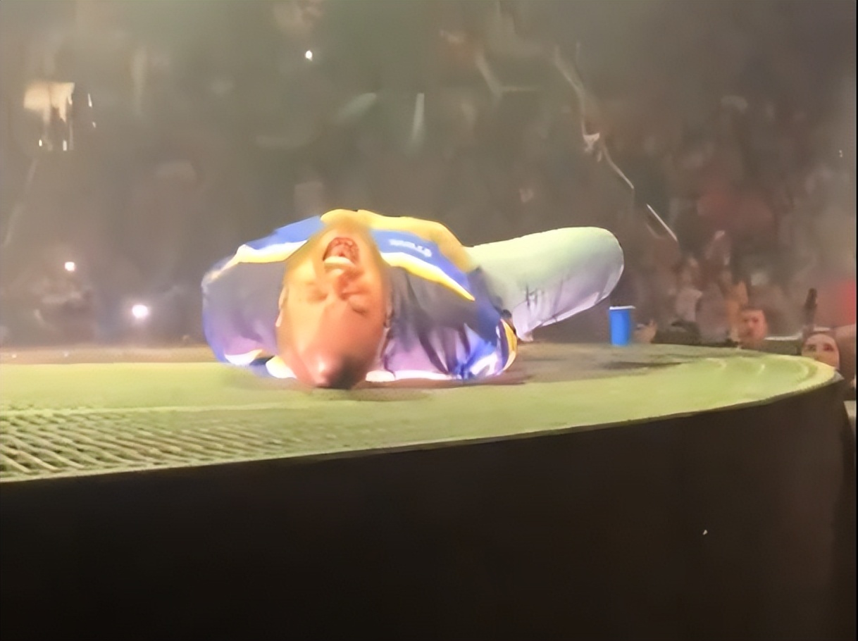 Post Malone's concert fell off the stage, the scene was lying down and ...