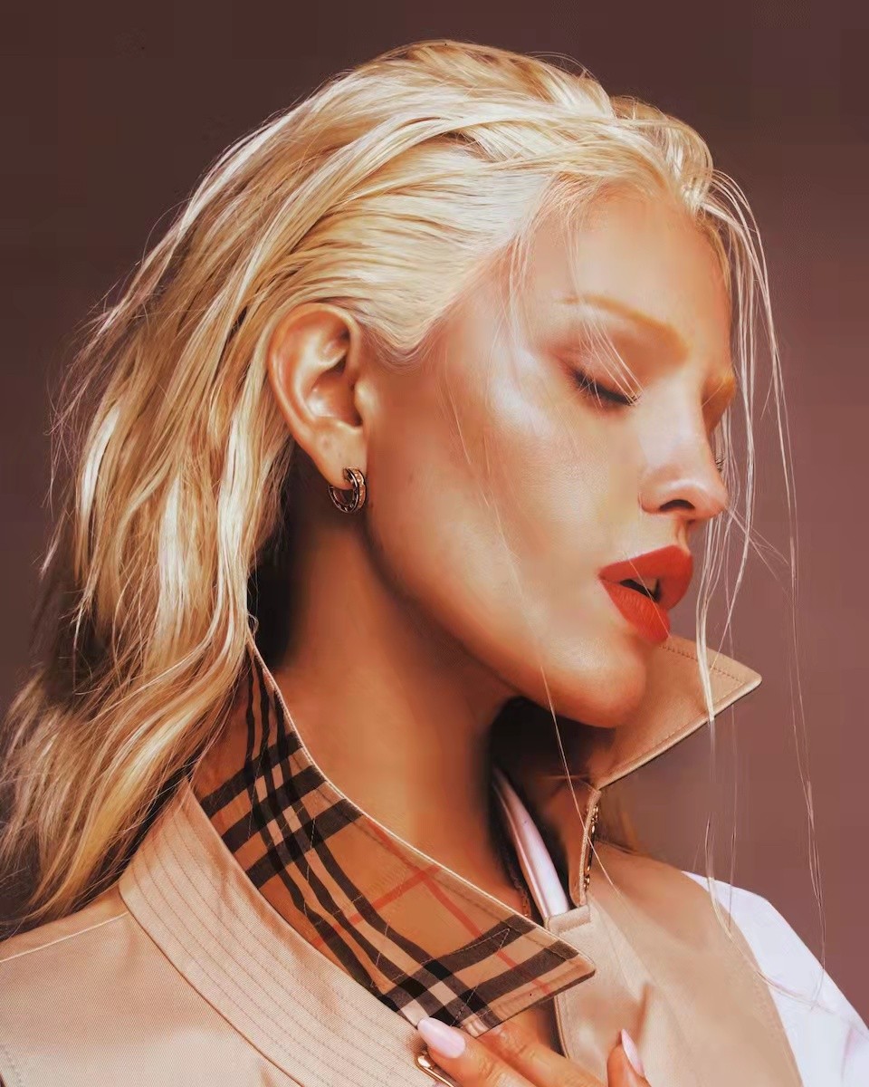 The goddess Aisha shows off her hot body in a short vest, her skin is ...