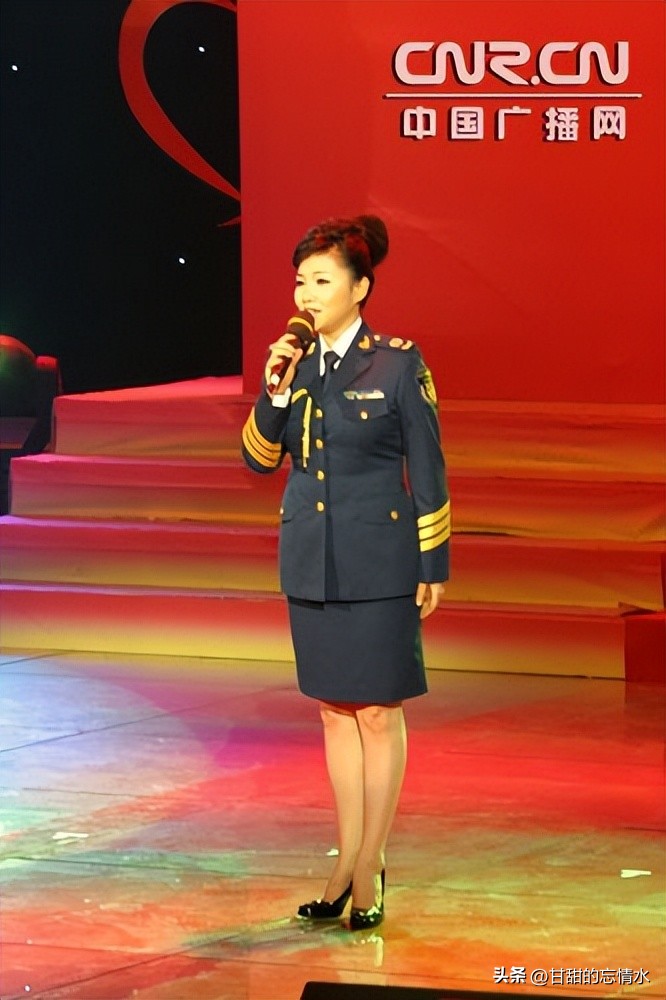 Three female military singers, with sweet looks, plump bodies and high ...