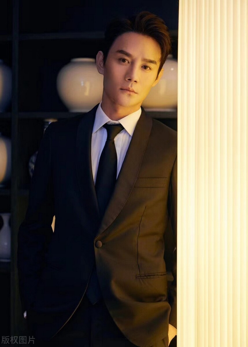 The charming photo of Wang Kai, Hou Jingjian and Yan Ni after the ...