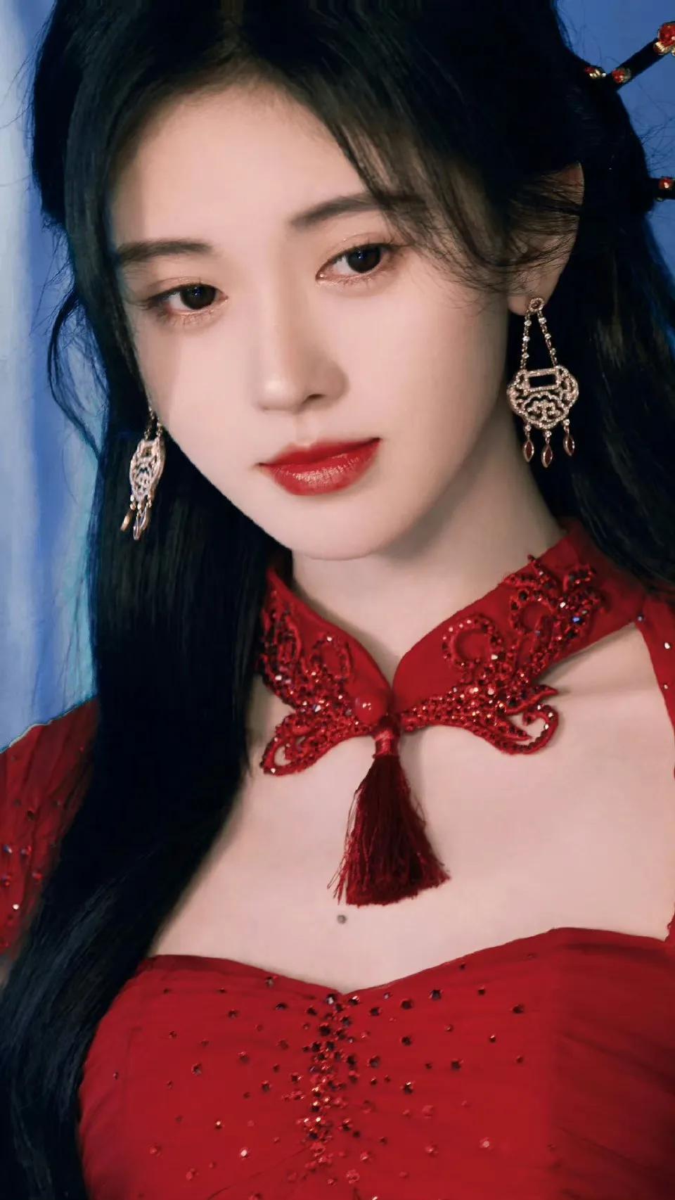 Dressed in red——Ju Jingyi - iNEWS