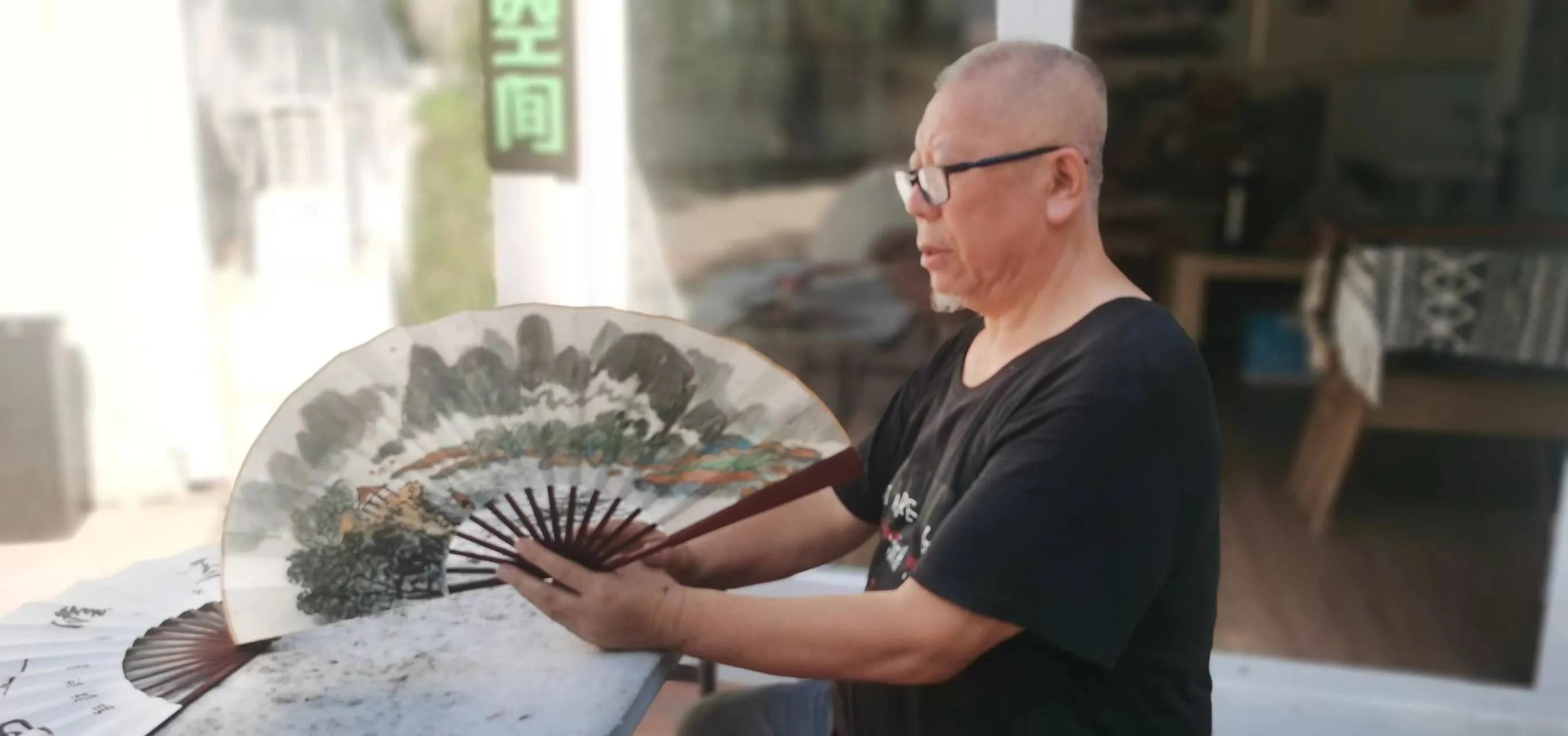 Mr. Hong Zeyu, a national first-class artist, and some of his works of ...