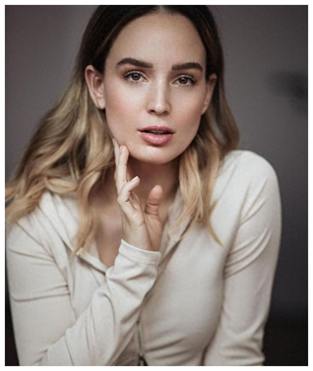 Julia Rmmelt a beautiful lady with a super nice smile - iMedia