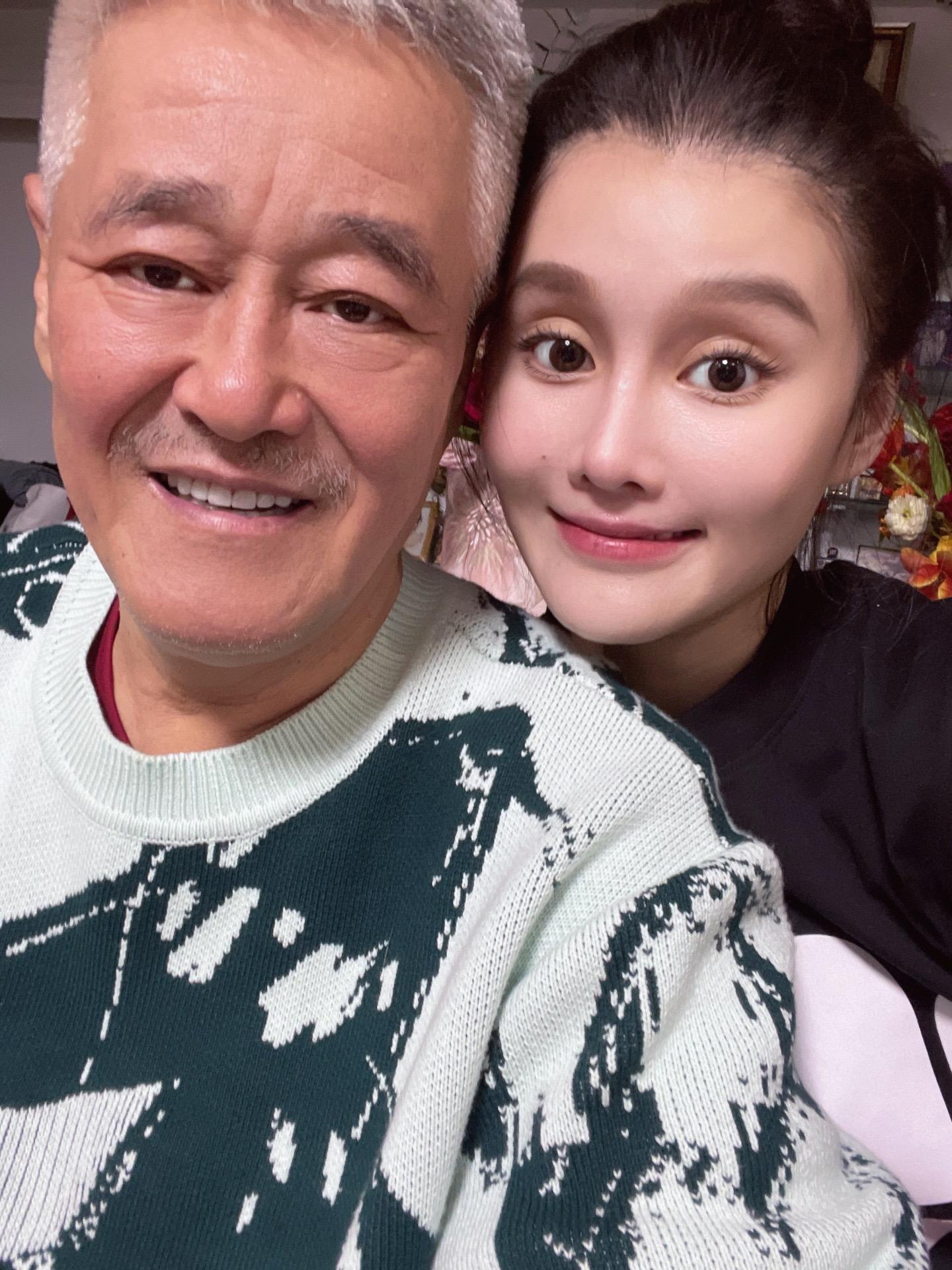 Zhao Benshan's New Year's family portrait was exposed, his wife Ma ...