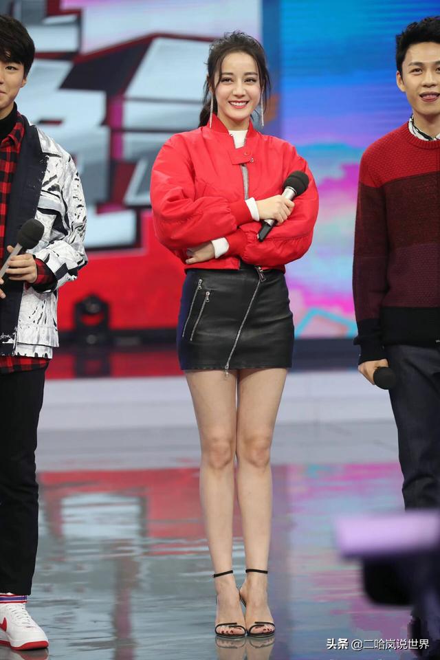 Reba's "three-point skirt" is on fire, not only tall and thin, but also ...