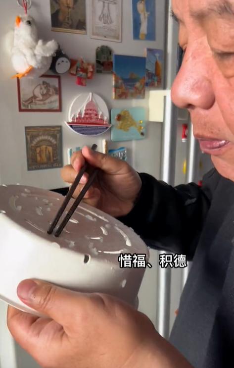 Actor Liu Hui eats and cherishes food!Use your tongue to lick the rice ...