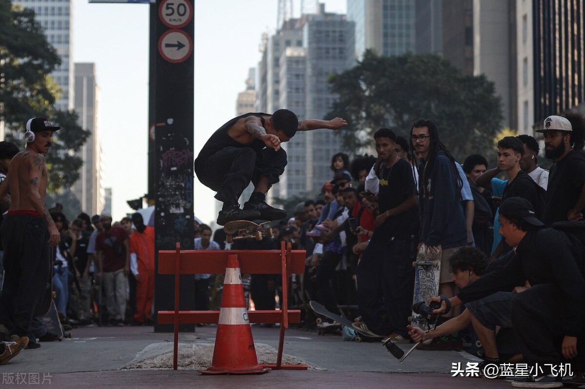 These women travel Europe with just one skateboard - iNEWS
