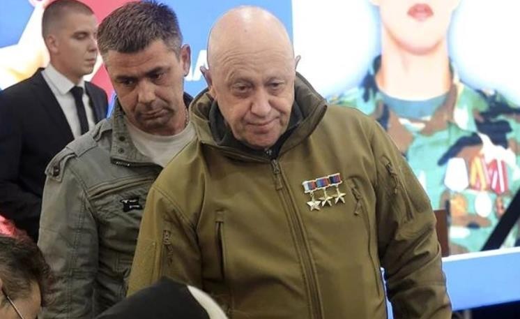 It's not over yet! Putin pulls up the long table! 8 senior officials ...