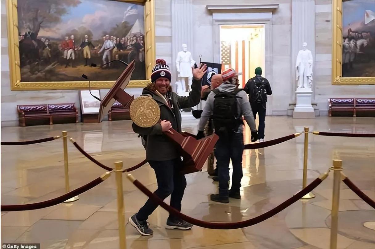 Civil war is imminent! Large-scale conflict broke out in New York, USA ...