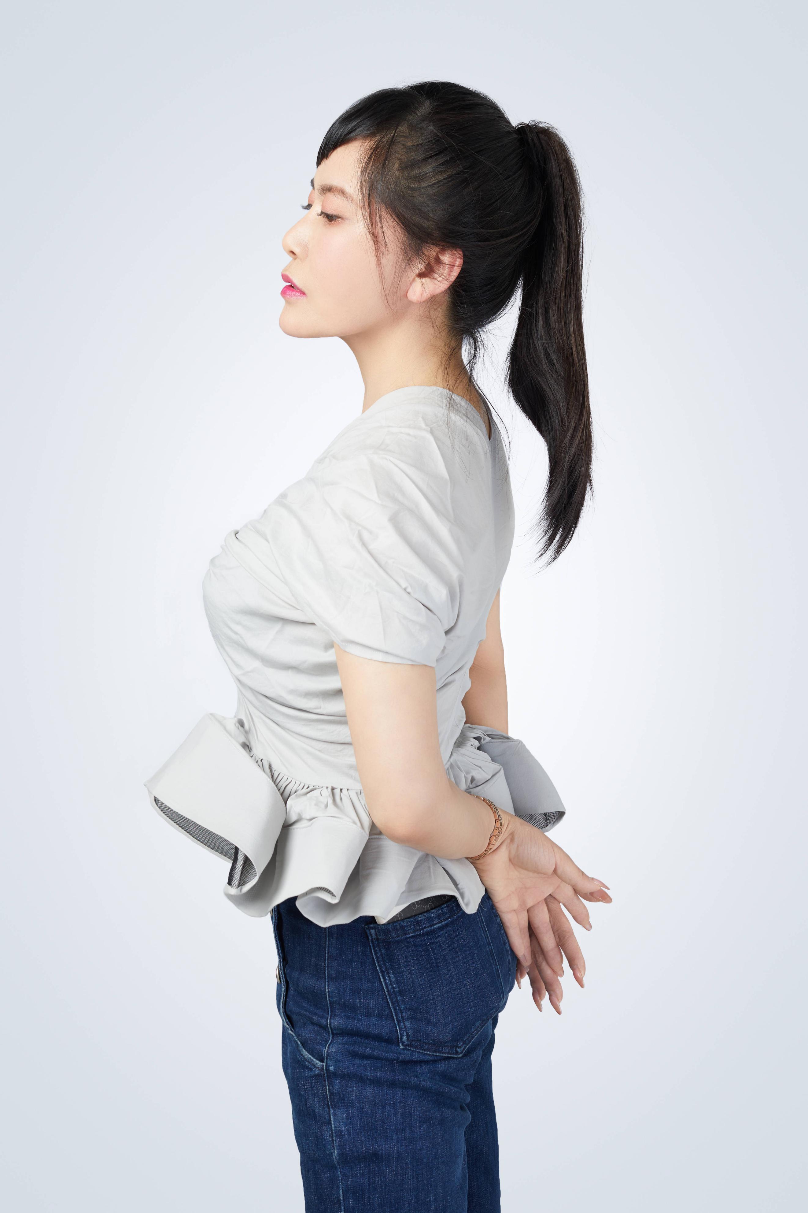 Chinese female singer Zhang Ying's debut single "Love You No Regret ...