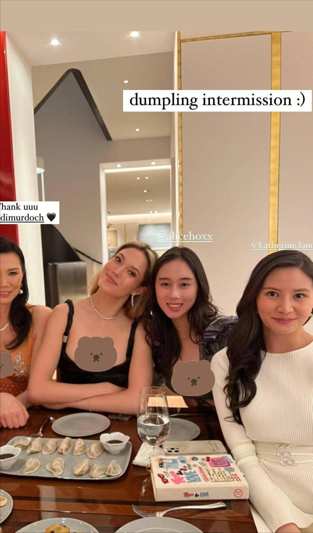 Gu Ailing took a group photo with Deng Wendi wearing a low-cut skirt, one old-fashioned, one ...