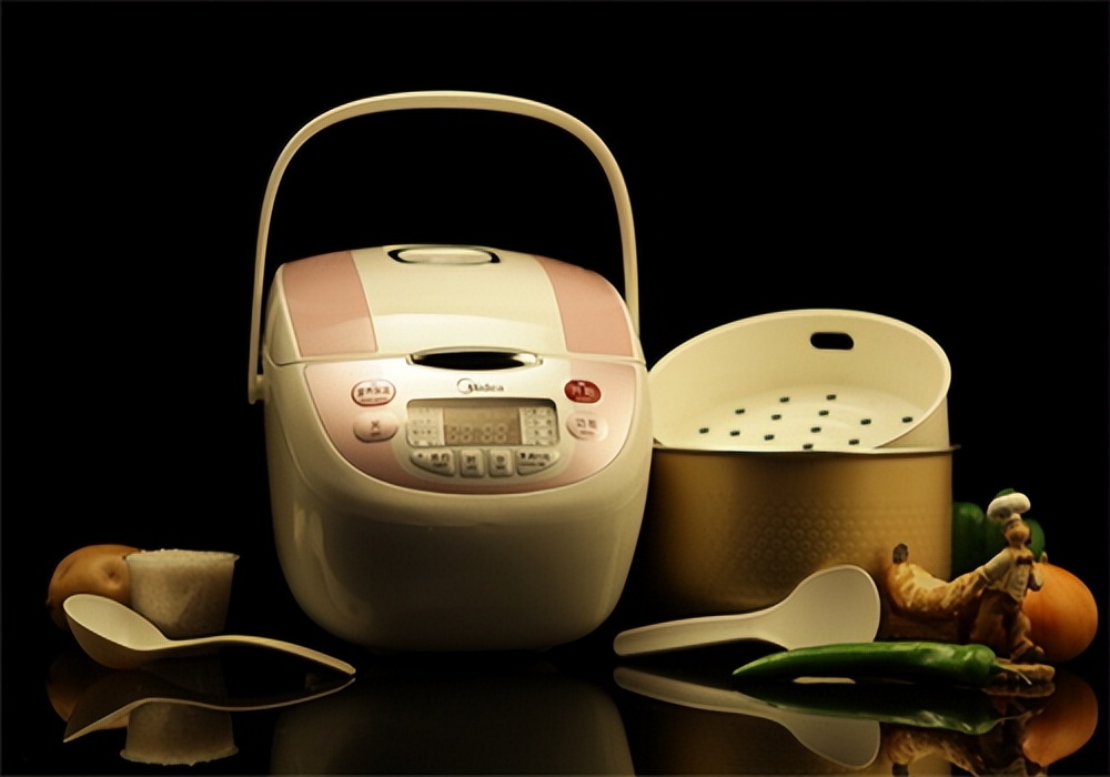 It's too wasteful to throw away the old rice cooker. The girl uses it ...