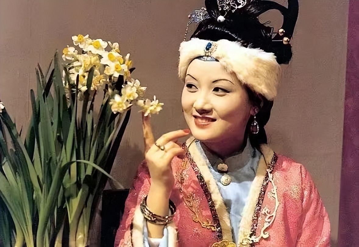 A Dream of Red Mansions: The role of Wang Xifeng was played by Deng Jie ...