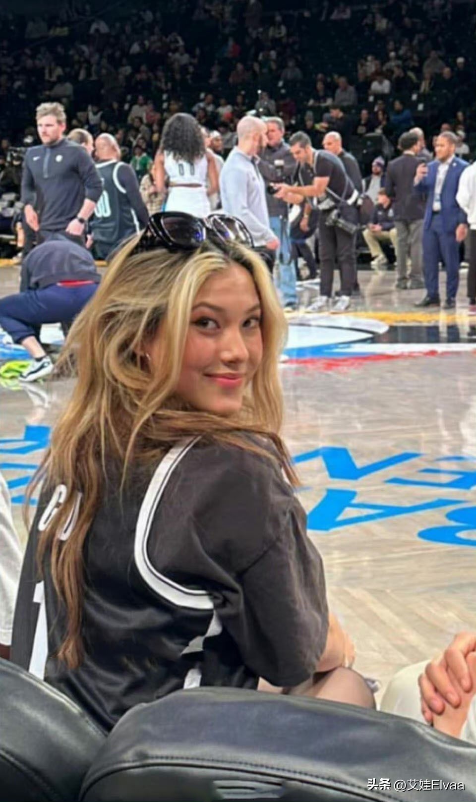 Gu Ailing and her boyfriend appeared at Barclays, wearing black silk ...